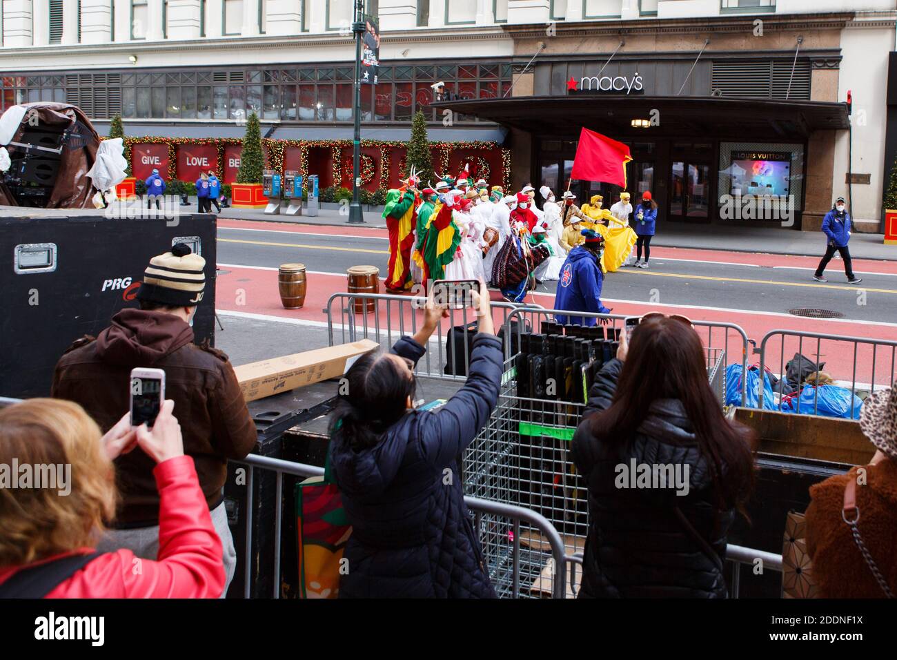 New York, New York, USA. 25th Nov, 2020. Watching the parade ''socially ...