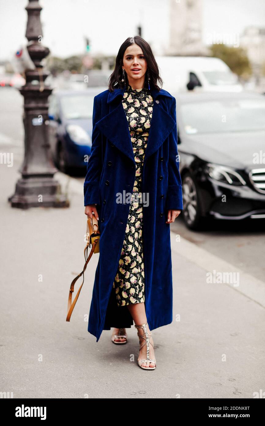 Street style, Bruna Marquezine arriving at Chloe Spring-Summer 2020 ...