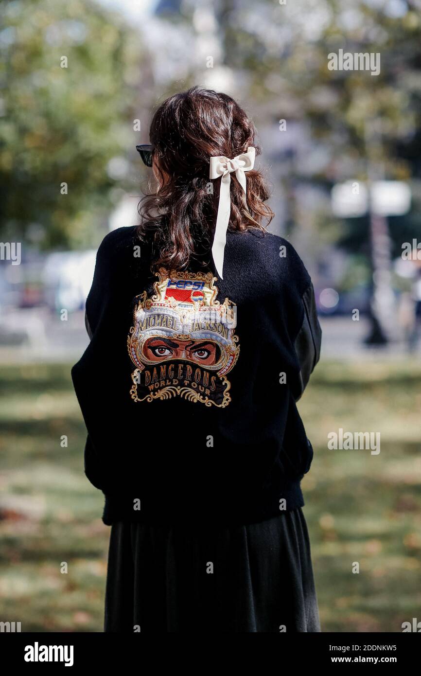 Street style, Louise Chen arriving at Sacai Spring-Summer 2020 ready-to ...