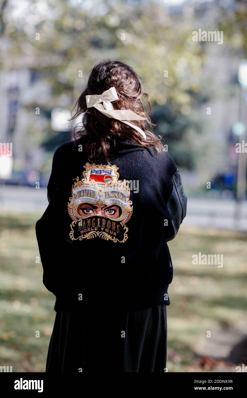 Street style, Louise Chen arriving at Sacai Spring-Summer 2020 ready-to ...