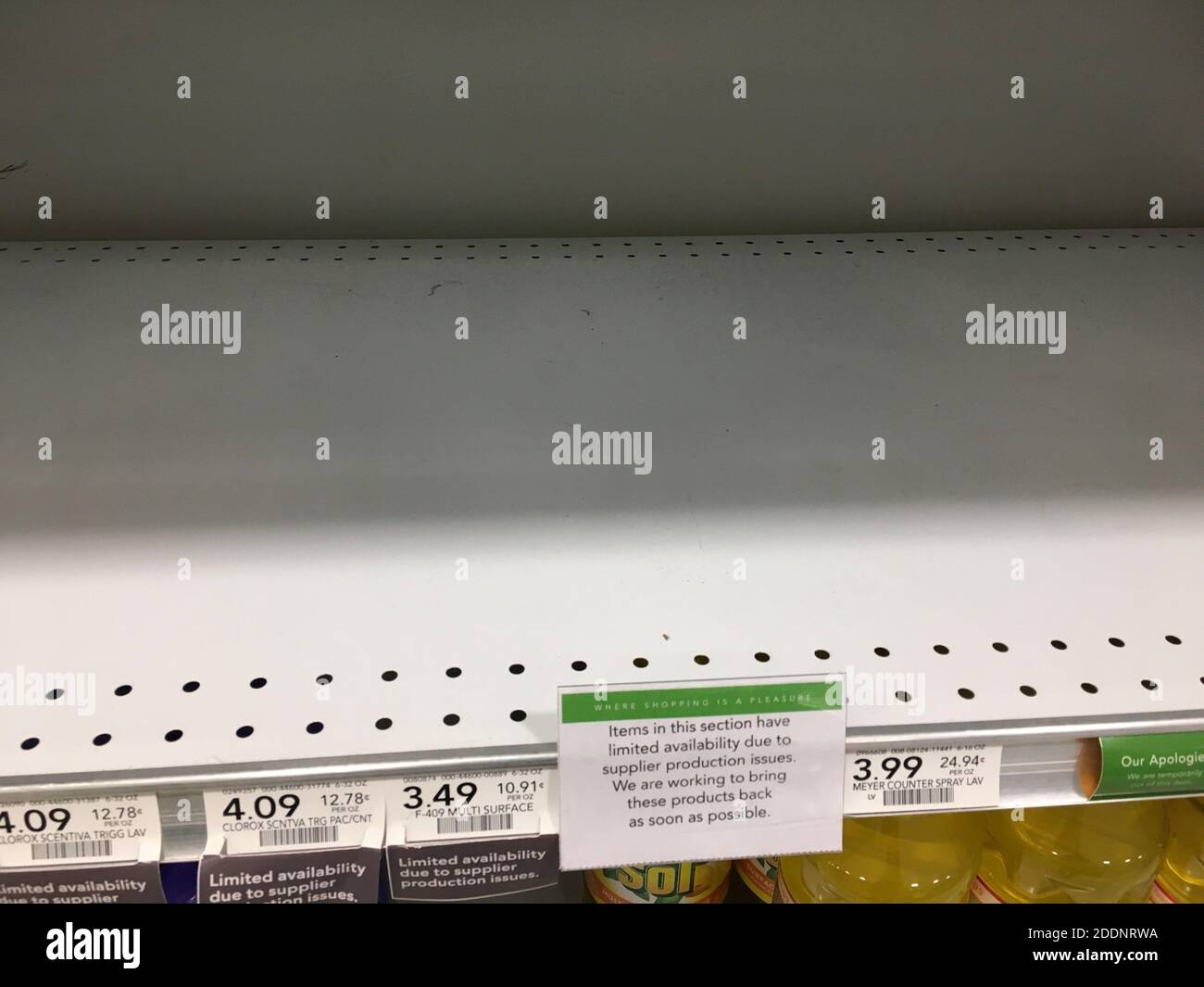 Empty toilet paper aisle hi-res stock photography and images - Alamy