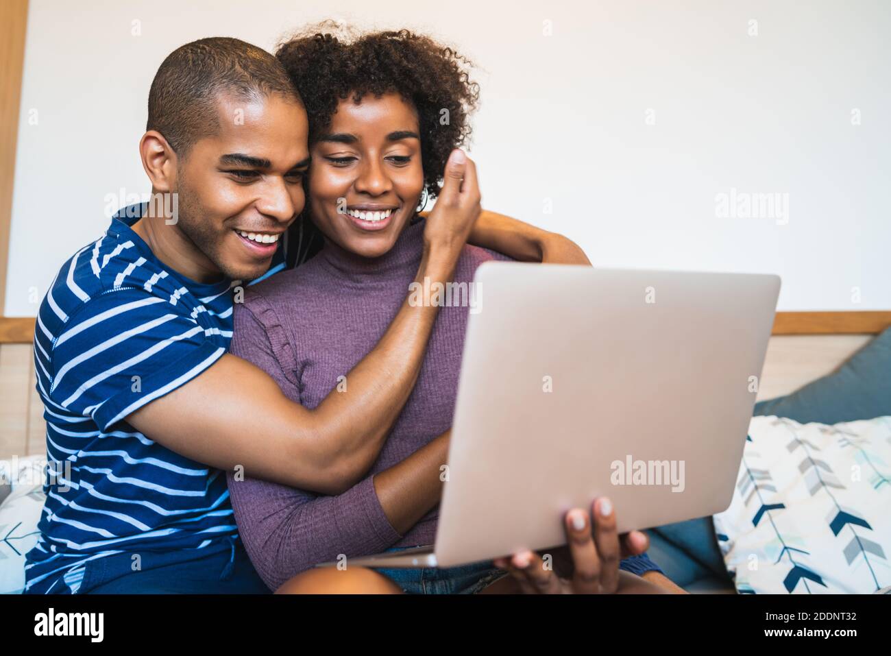 Young couple laptop pc home hi-res stock photography and images - Alamy