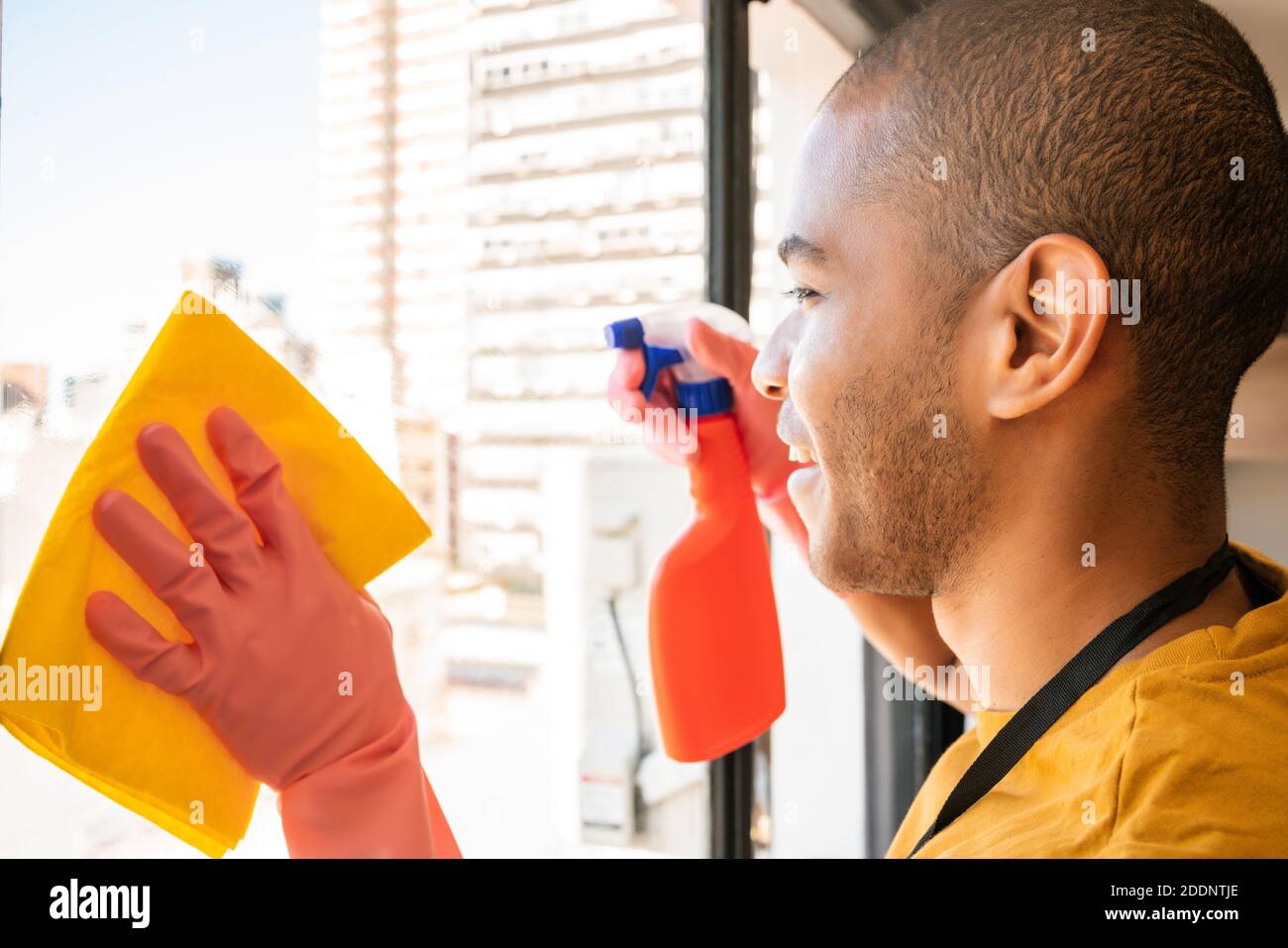 Professional window cleaner home hi-res stock photography and images ...