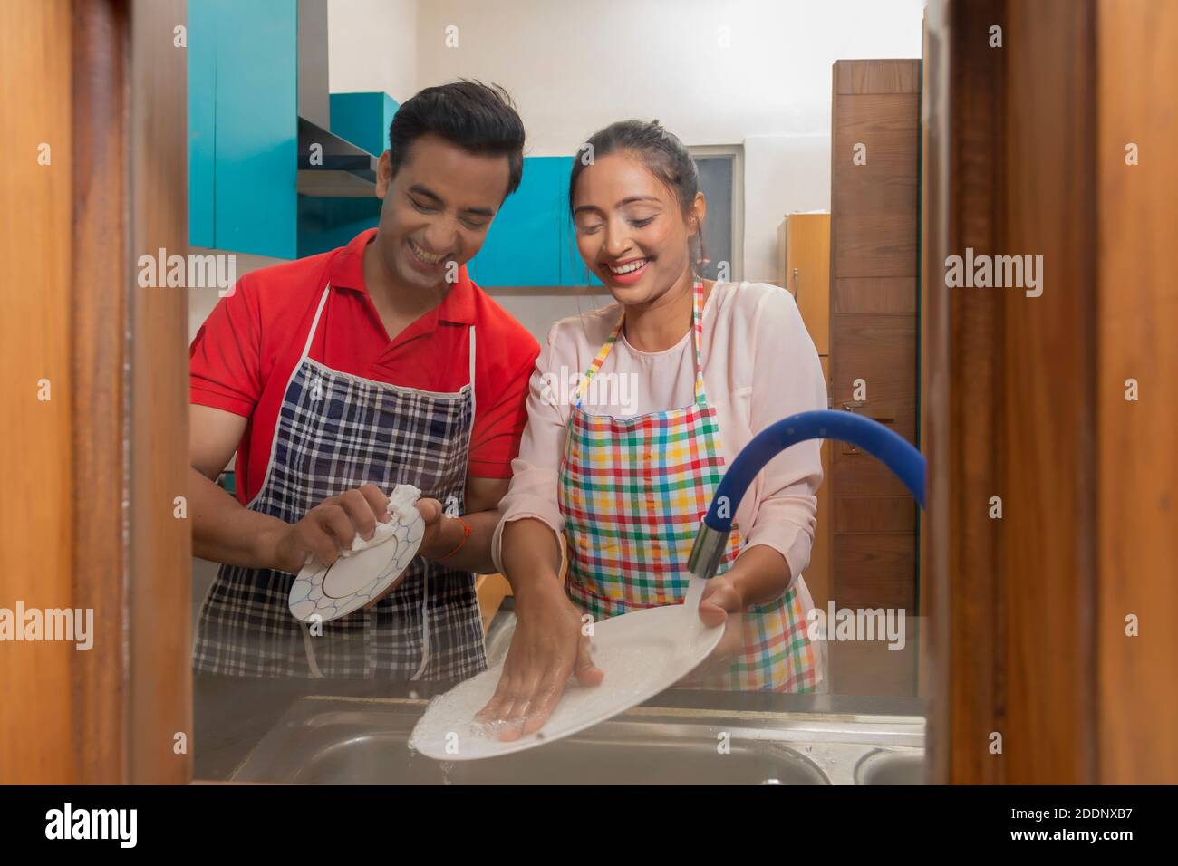 Washing plates hi-res stock photography and images - Alamy