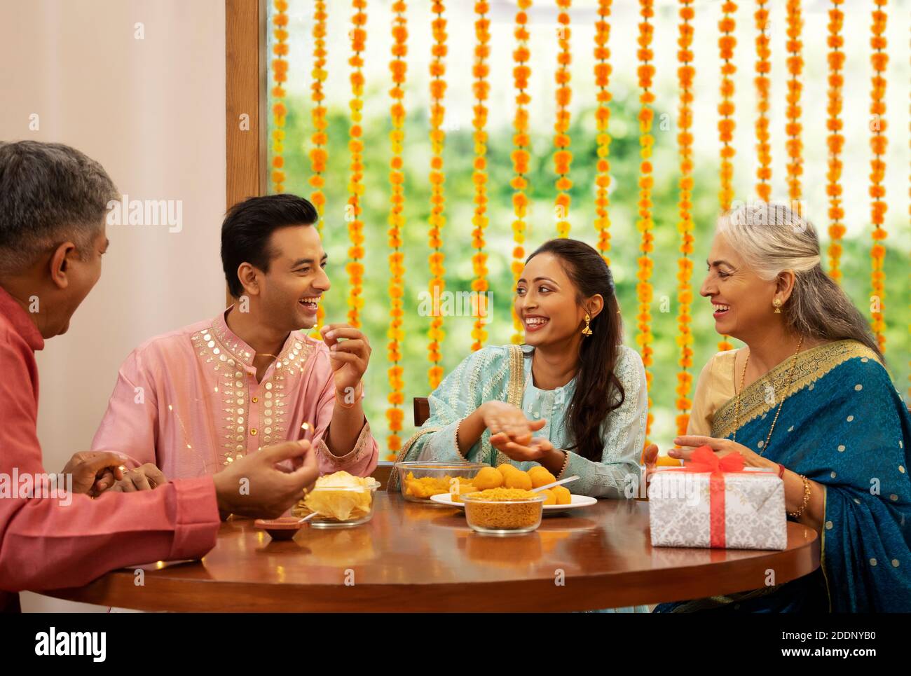 Diwali family celebrations hi-res stock photography and images - Alamy