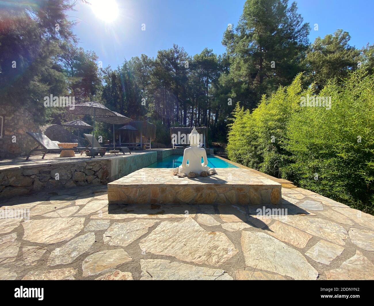 Pagoda pool hi-res stock photography and images - Alamy