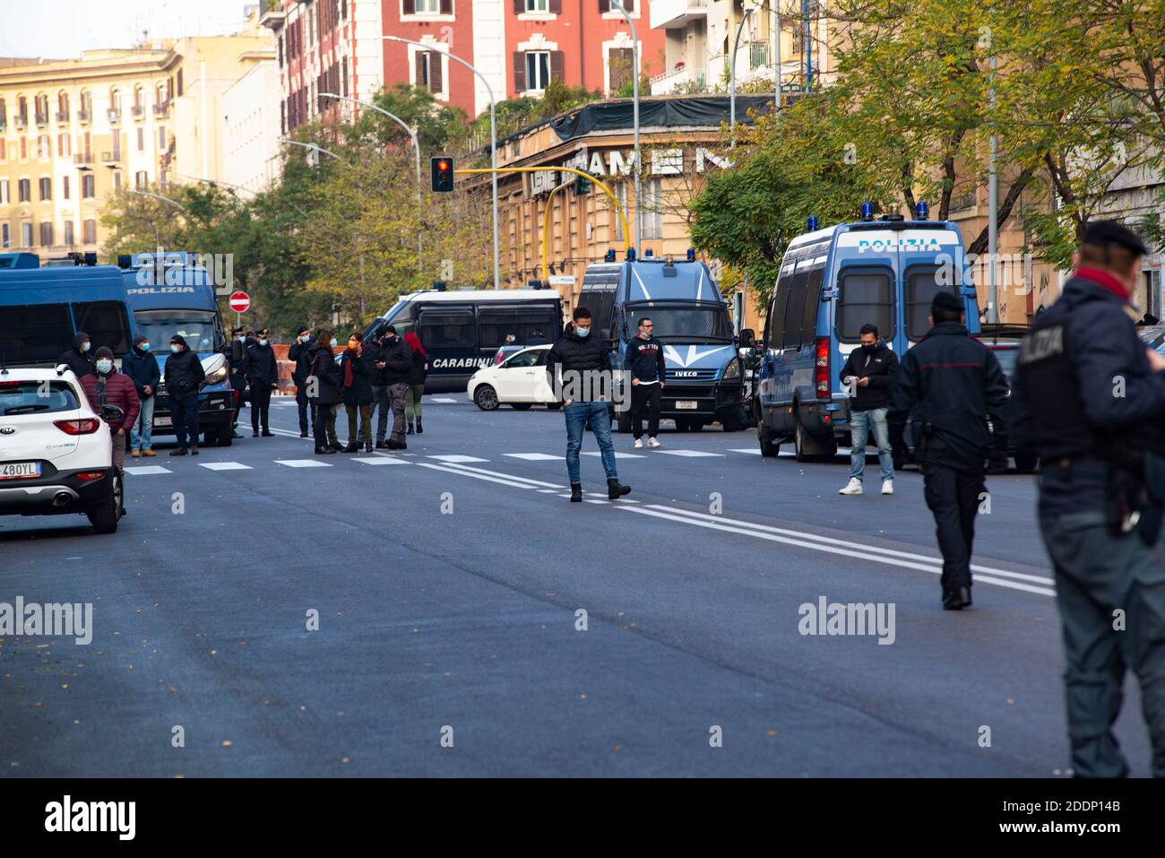 Forza di polizia hi-res stock photography and images - Alamy