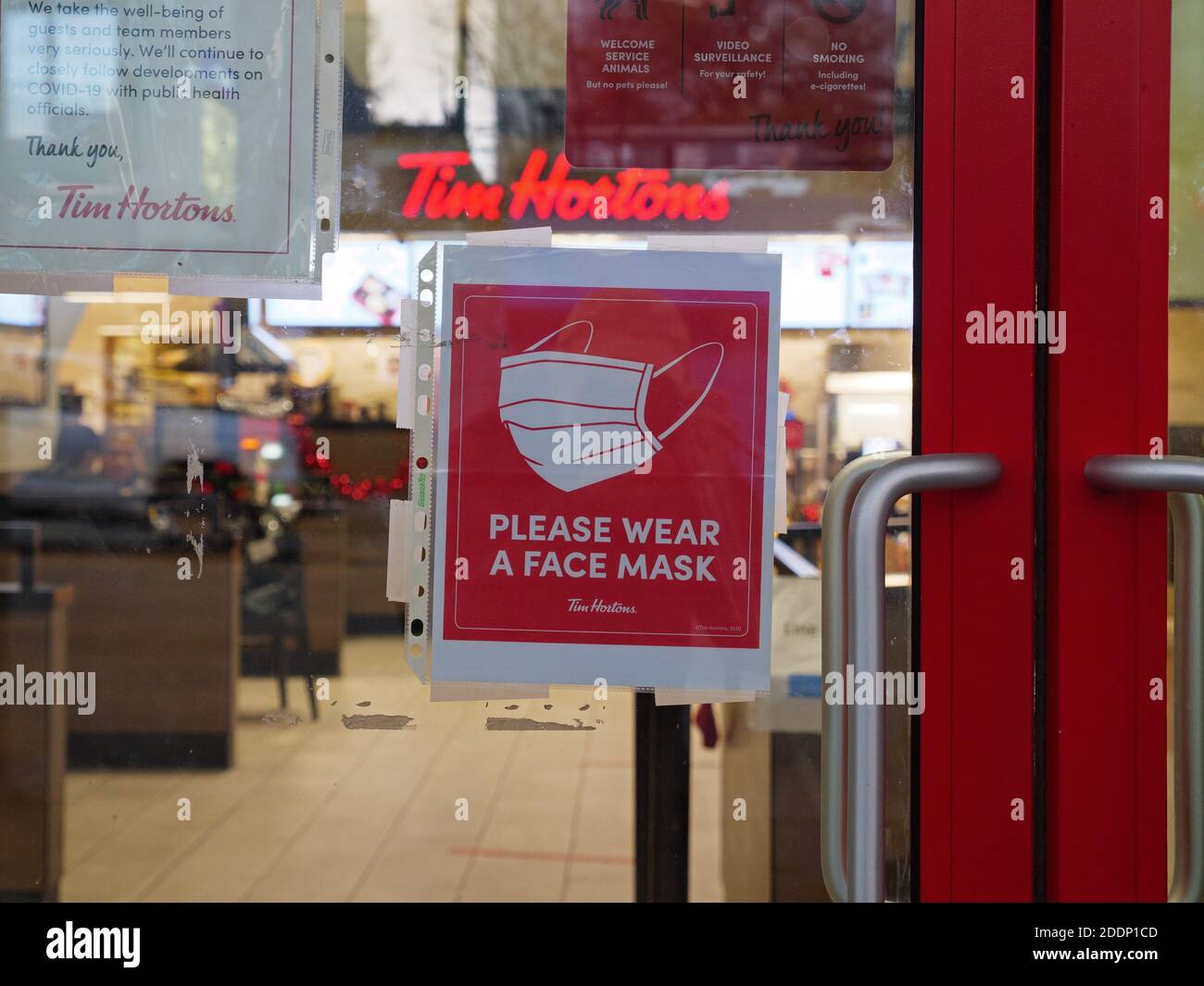 Please wear a face mask sign hi-res stock photography and images - Alamy