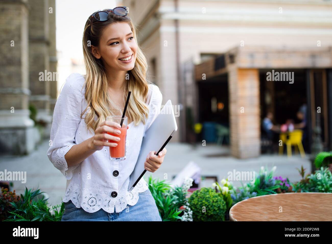 Beautiful young happy cheerful woman enjoying her time and freedom ...