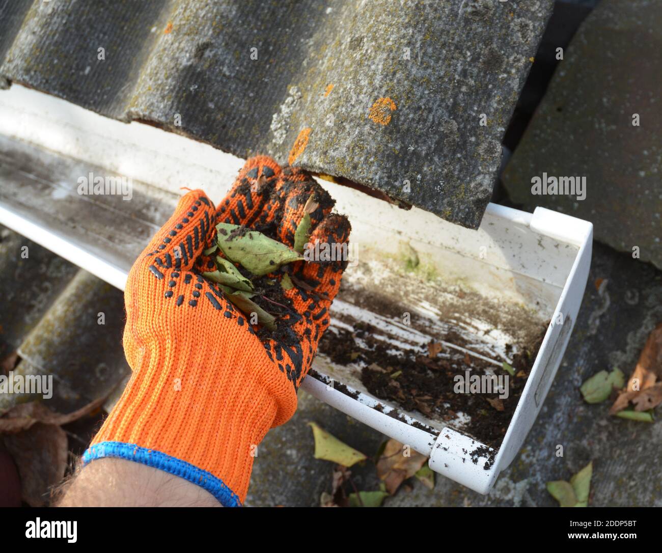 Clean guttering hi-res stock photography and images - Alamy