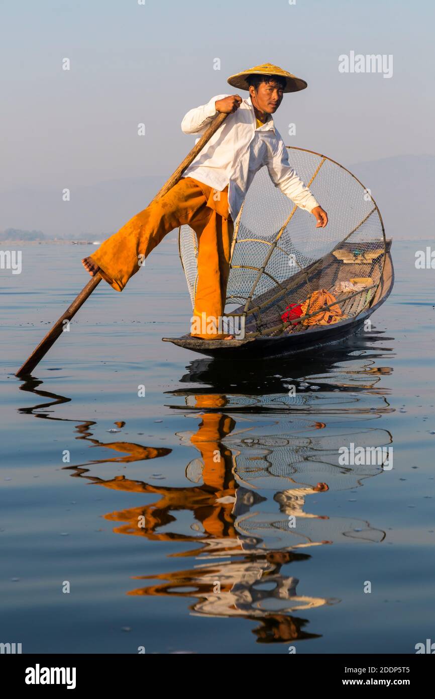 Intha leg rowing fishermen at Inle Lake, Myanmar (Burma), Asia in ...
