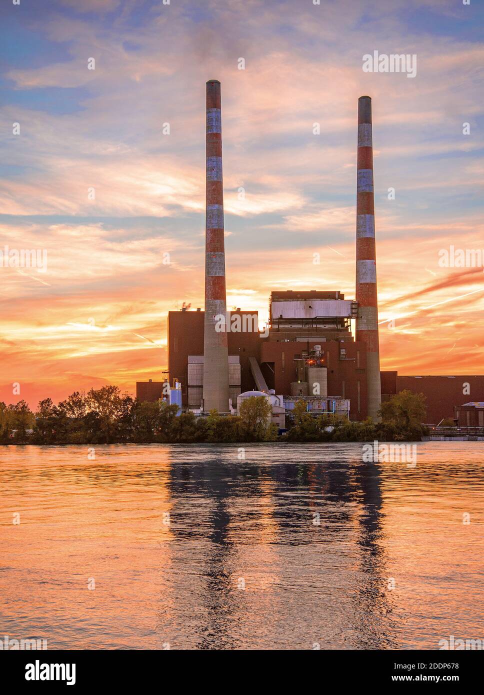 dawn power plant on the south detroit river Stock Photo - Alamy