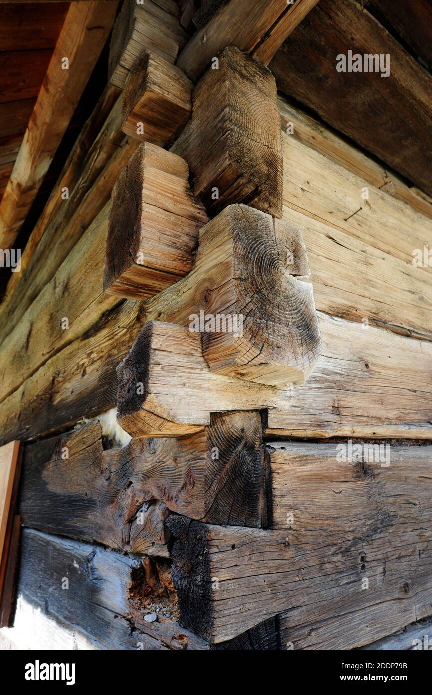 a wood connection or timber joint on a log house Stock Photo - Alamy