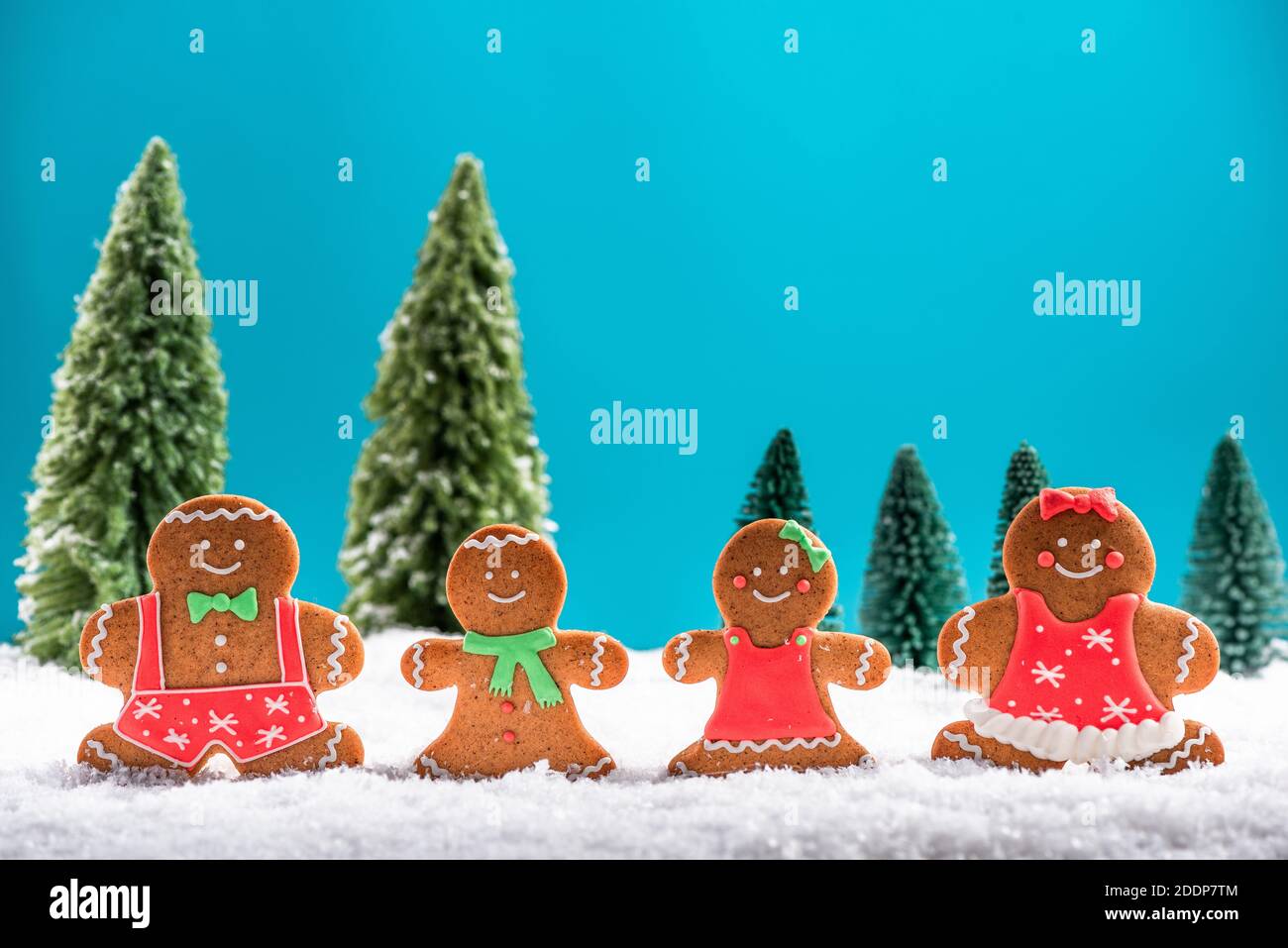 Christmas Greeting Card. Gingerbread Funny Family Outdoor in Snow Stock ...