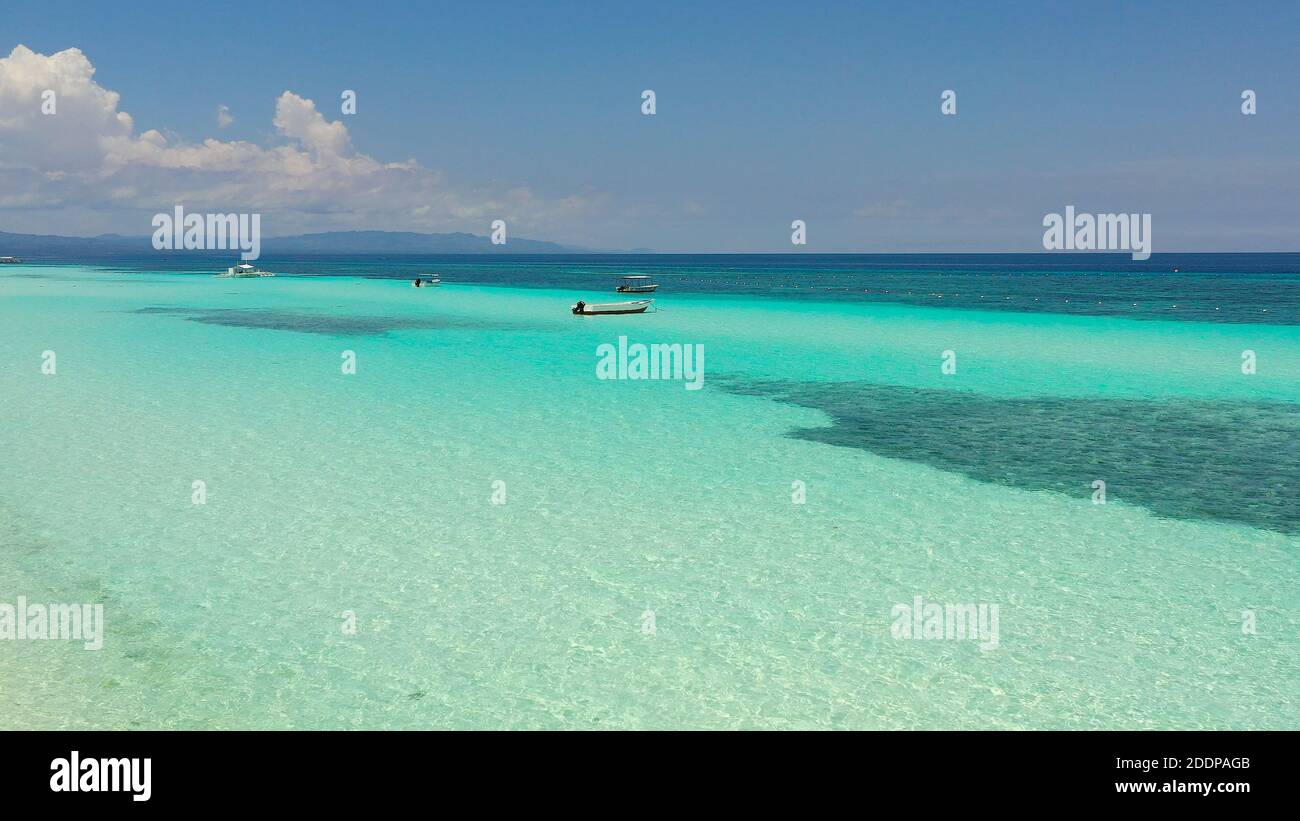 Beautiful tropical beach with white sand and turquoise ocean. Panglao ...