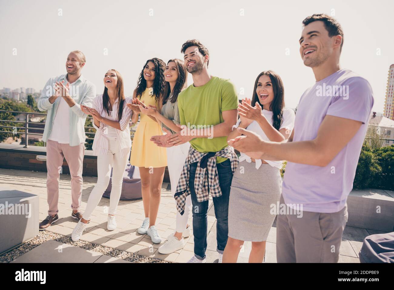 Happy students clapping hands hi-res stock photography and images - Alamy