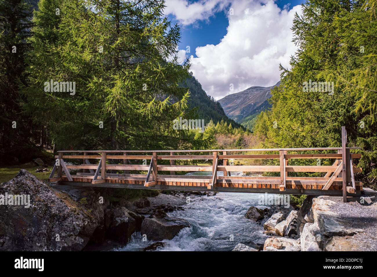 Bridge over lake peak hi-res stock photography and images - Alamy