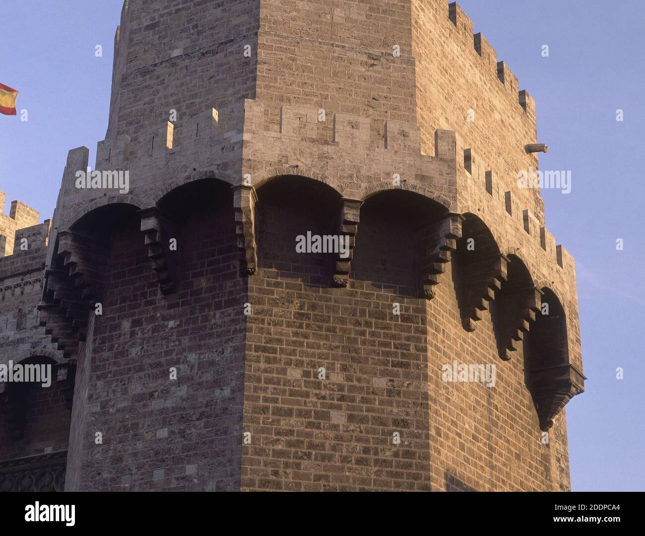 DETALLE DE UNA DE LAS TORRES DE SERRANOS CONSTRUIDAS ENTRE 1392 y 1398 ...
