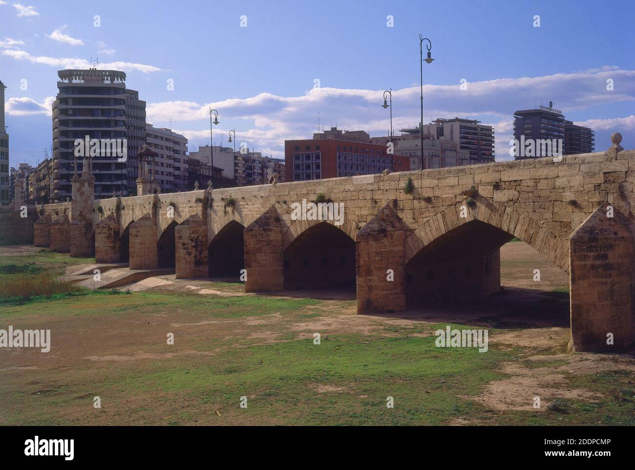 PUENTE DEL REAL SOBRE EL CAUCE DEL RIO TURIA-VISTA LATERAL DE LOS ...