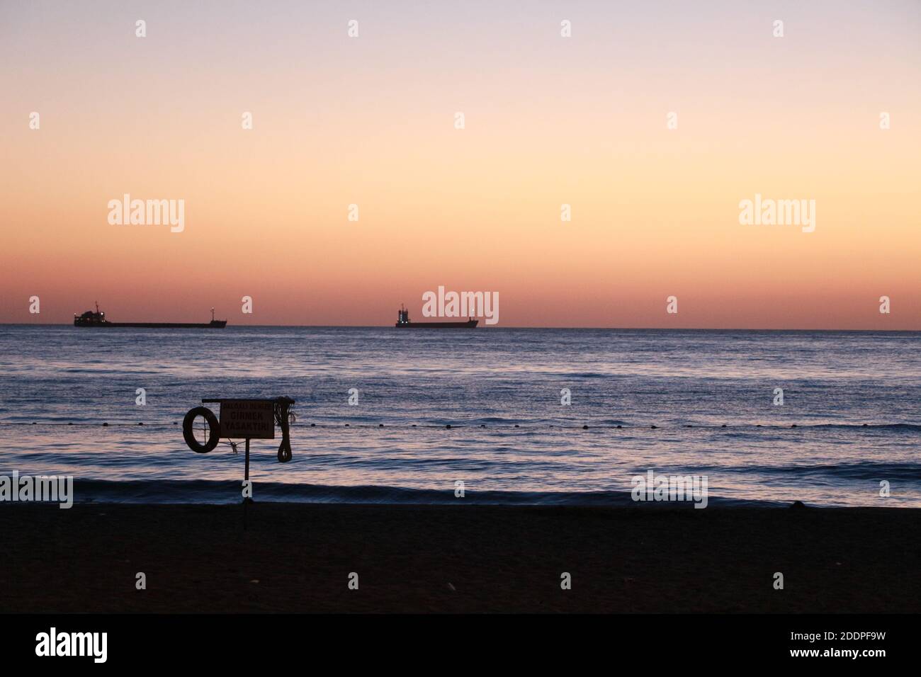 A beautiful view of the sunset over the peaceful sea Stock Photo - Alamy