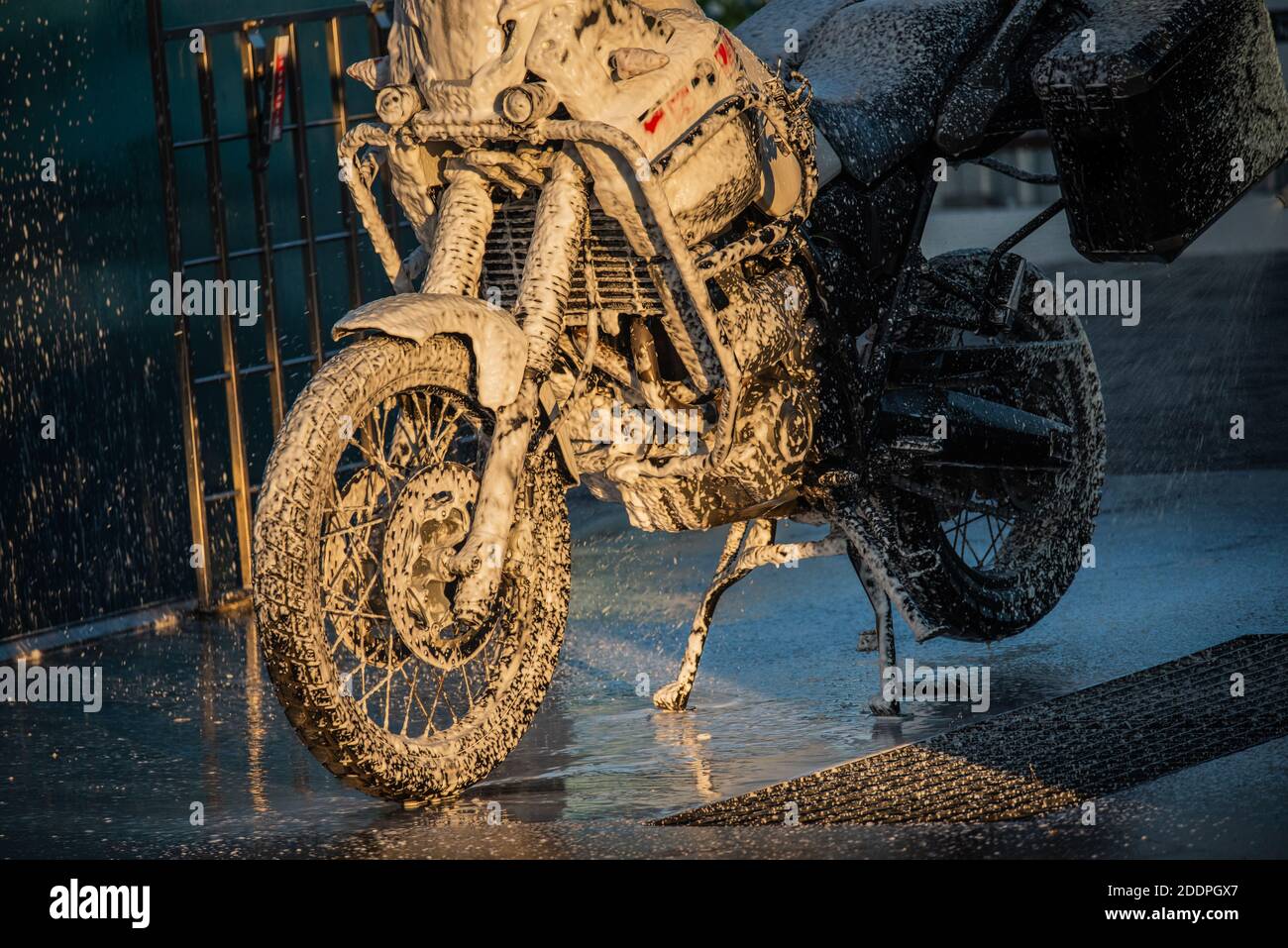 Wet motorcycle tank hi-res stock photography and images - Alamy