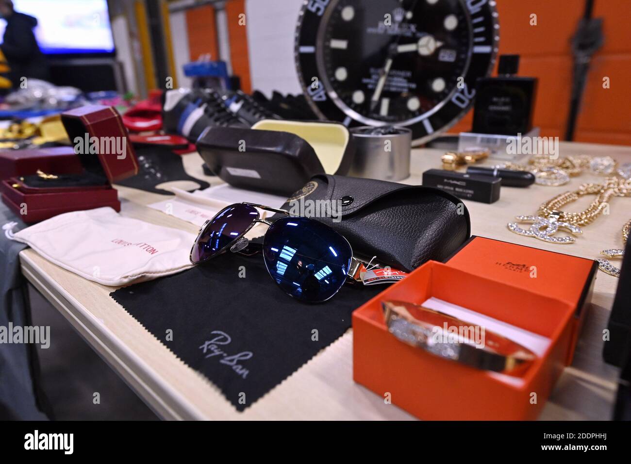 Counterfeit goods hi-res stock photography and images - Alamy