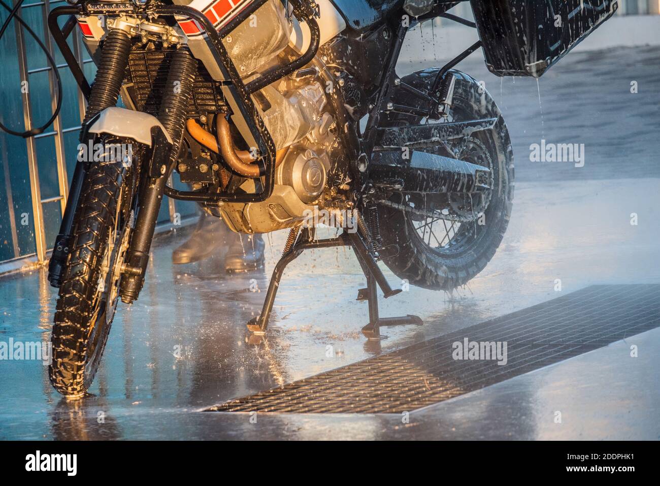Wet motorcycle tank hi-res stock photography and images - Alamy