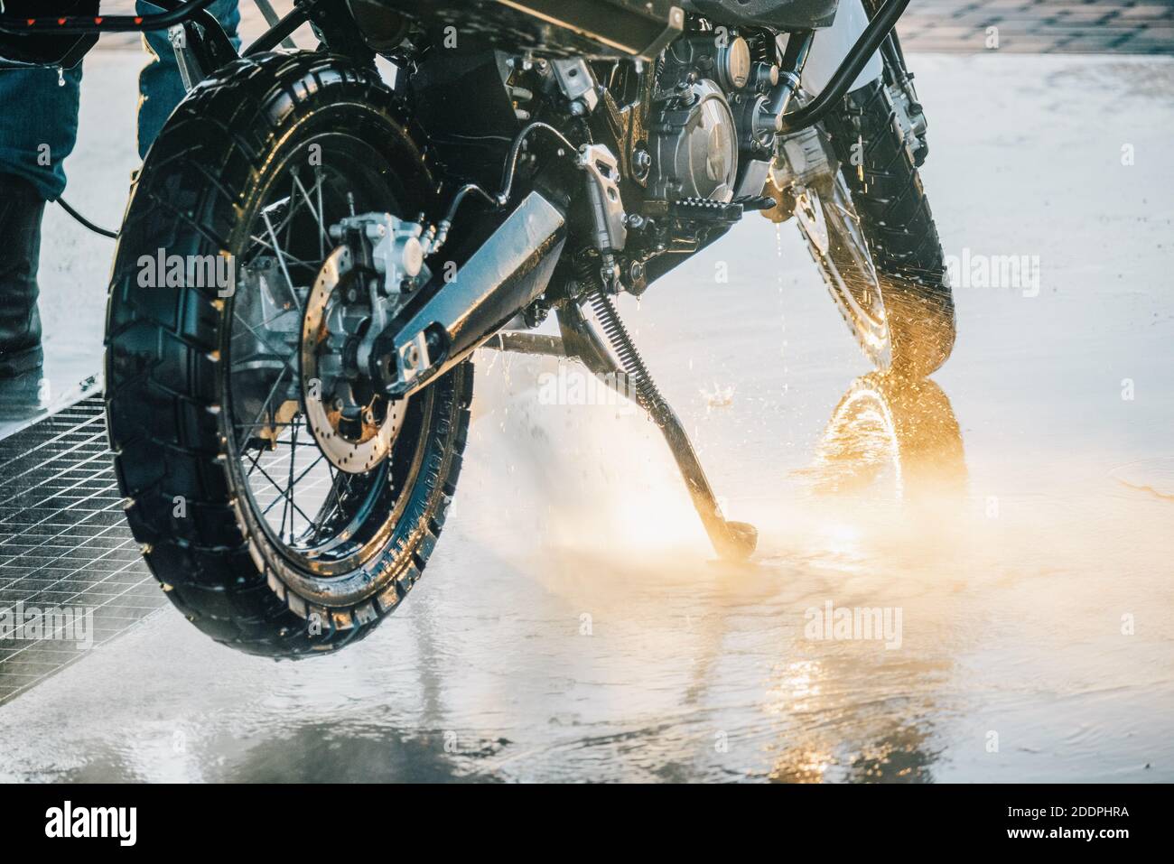 Wet motorcycle tank hi-res stock photography and images - Alamy