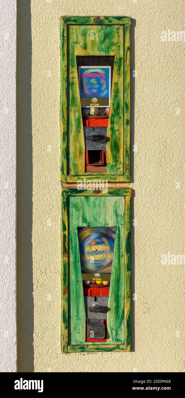 Gumball vending machines hi-res stock photography and images - Alamy