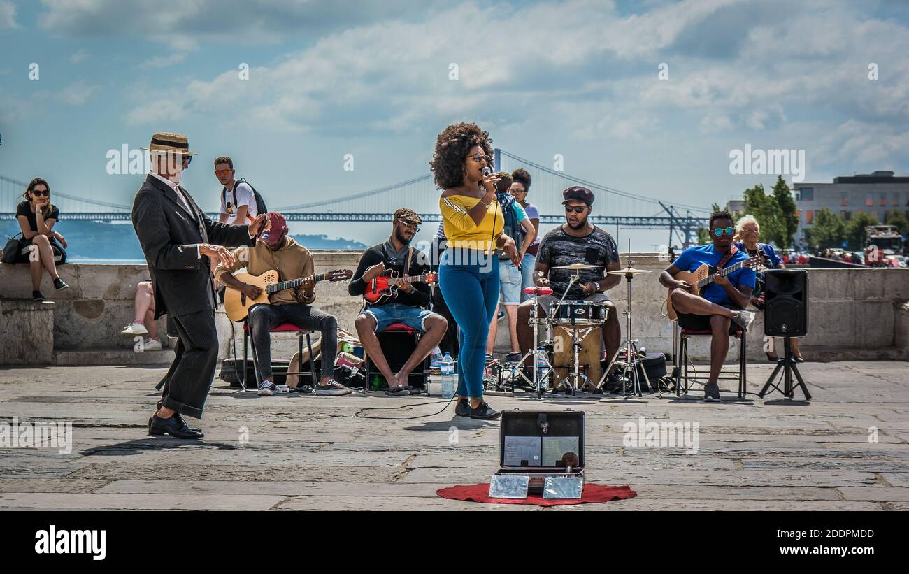 People music instrument street hi-res stock photography and images - Alamy