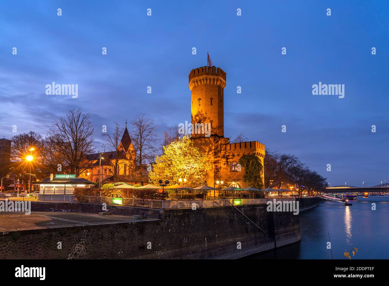 Der Malakoffturm in der Abenddämmerung, Köln, Nordrhein-Westfalen ...