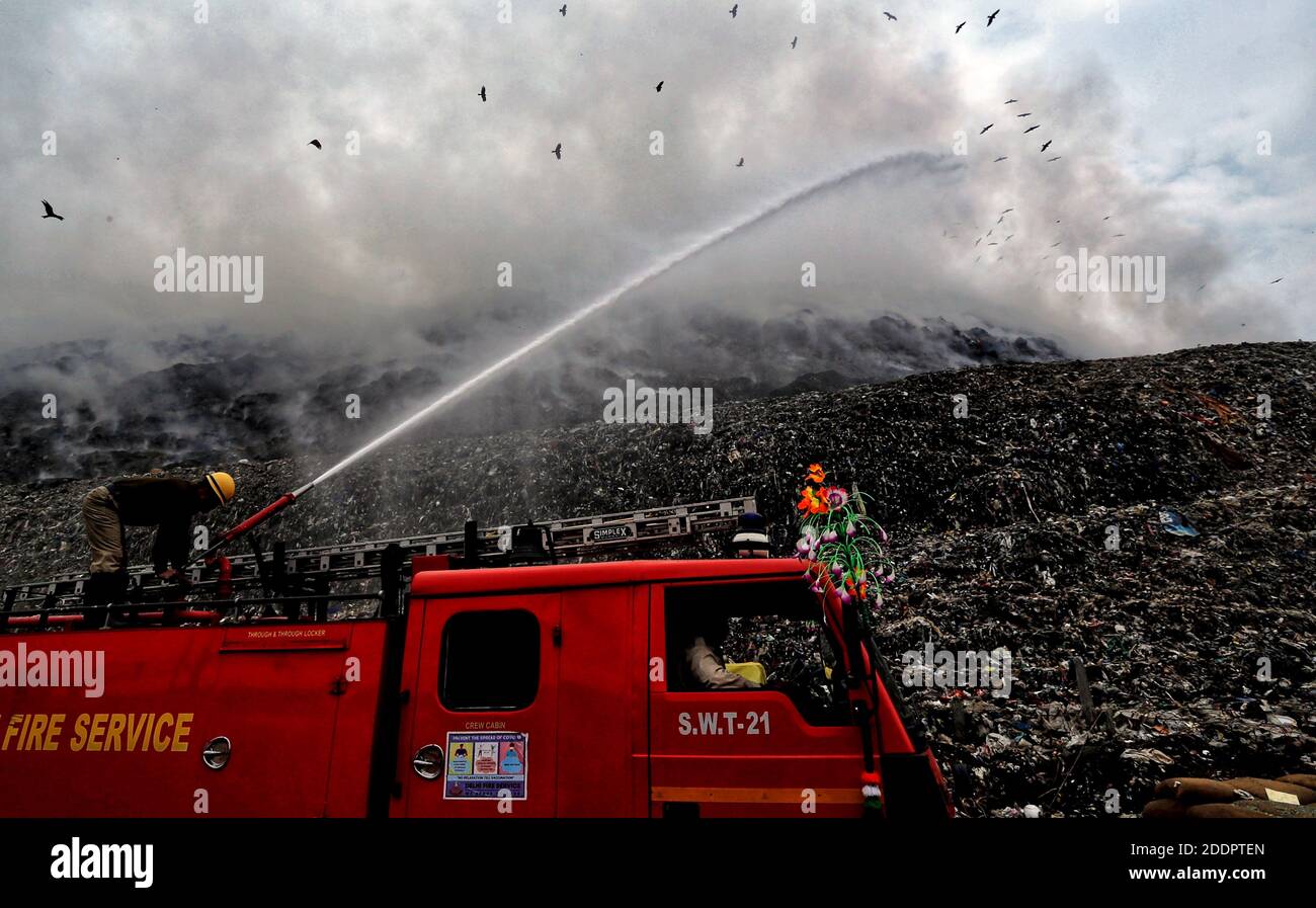 India garbage mountain hi-res stock photography and images - Alamy