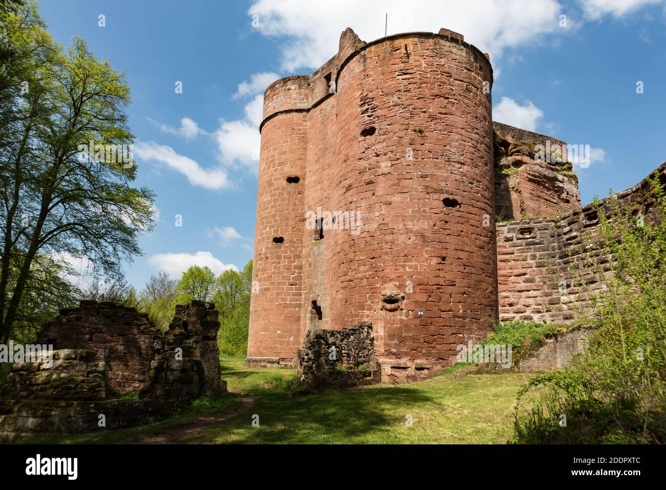 Ruins of Neudahn Castle in Dahn Rockland, Germany Stock Photo - Alamy