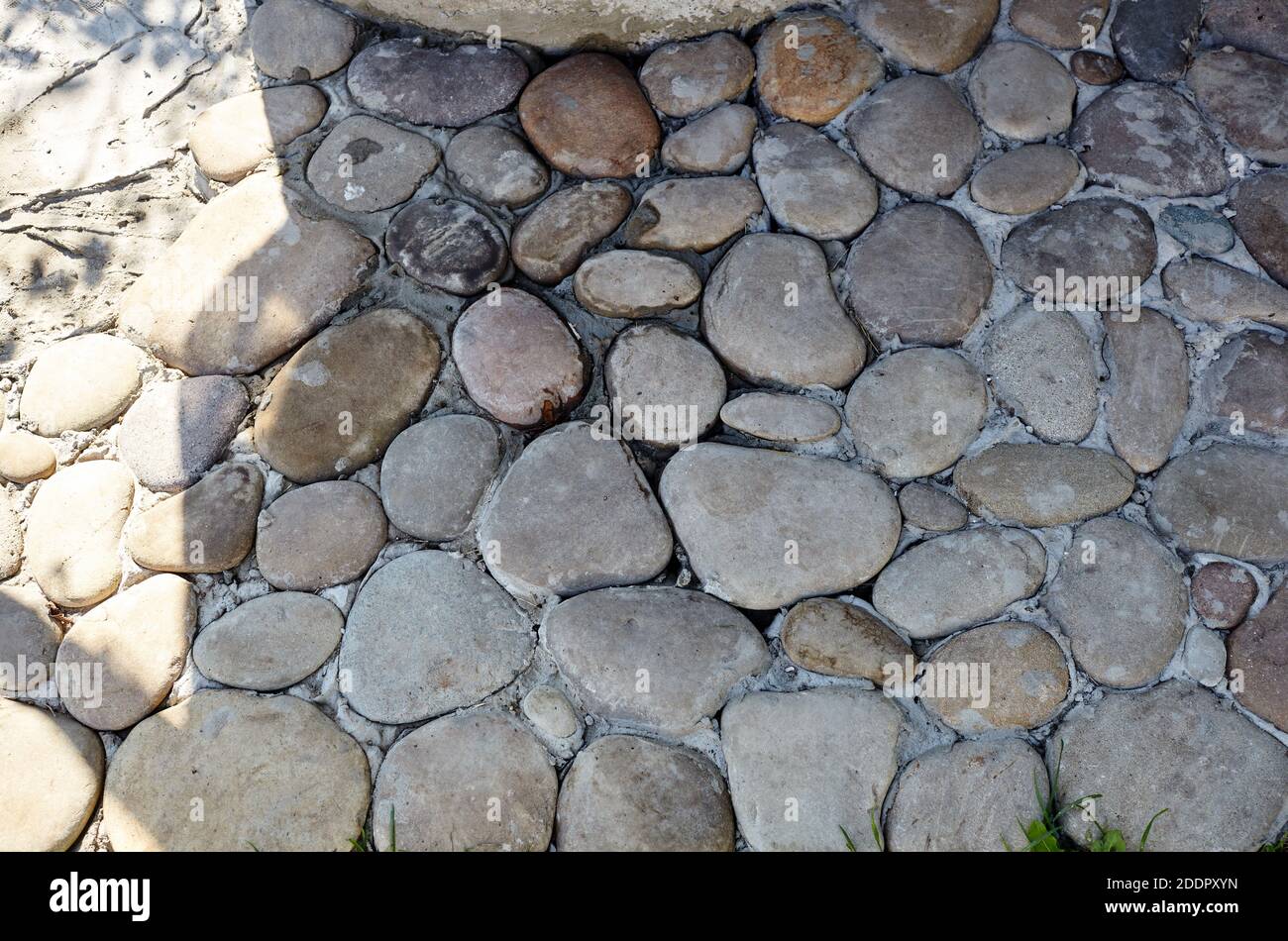 Pebble stone path walkway hi-res stock photography and images - Alamy