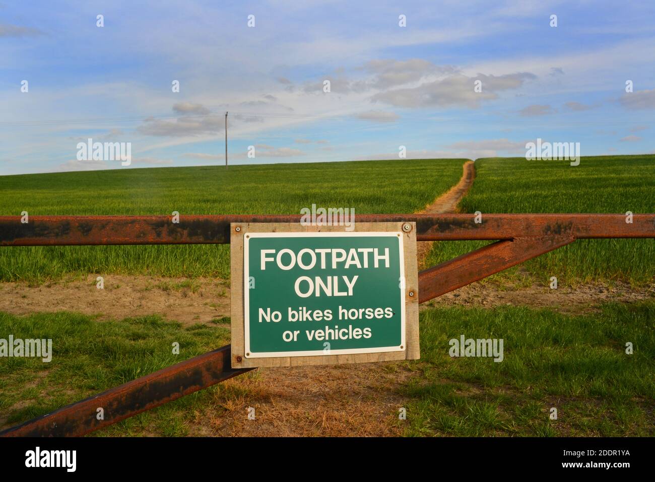 Footpath only sign hi-res stock photography and images - Alamy