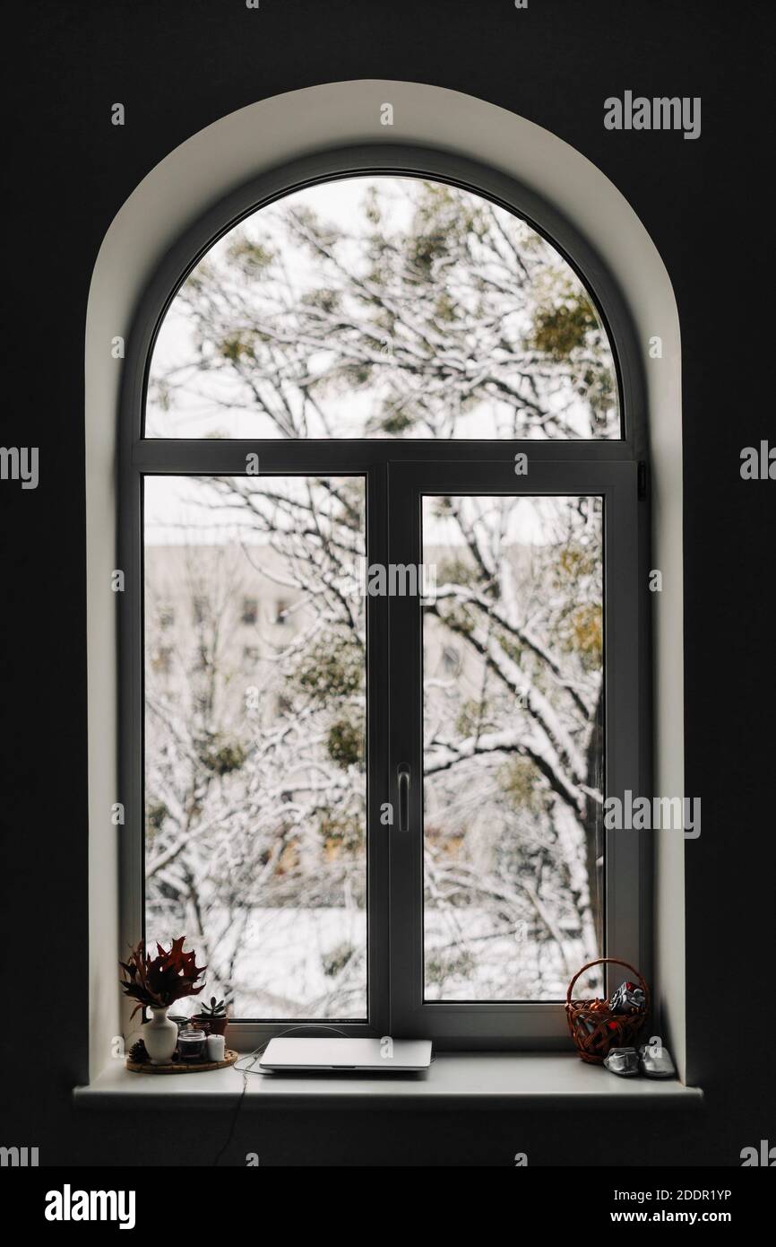 Looking window cozy home snowy hi-res stock photography and images - Alamy