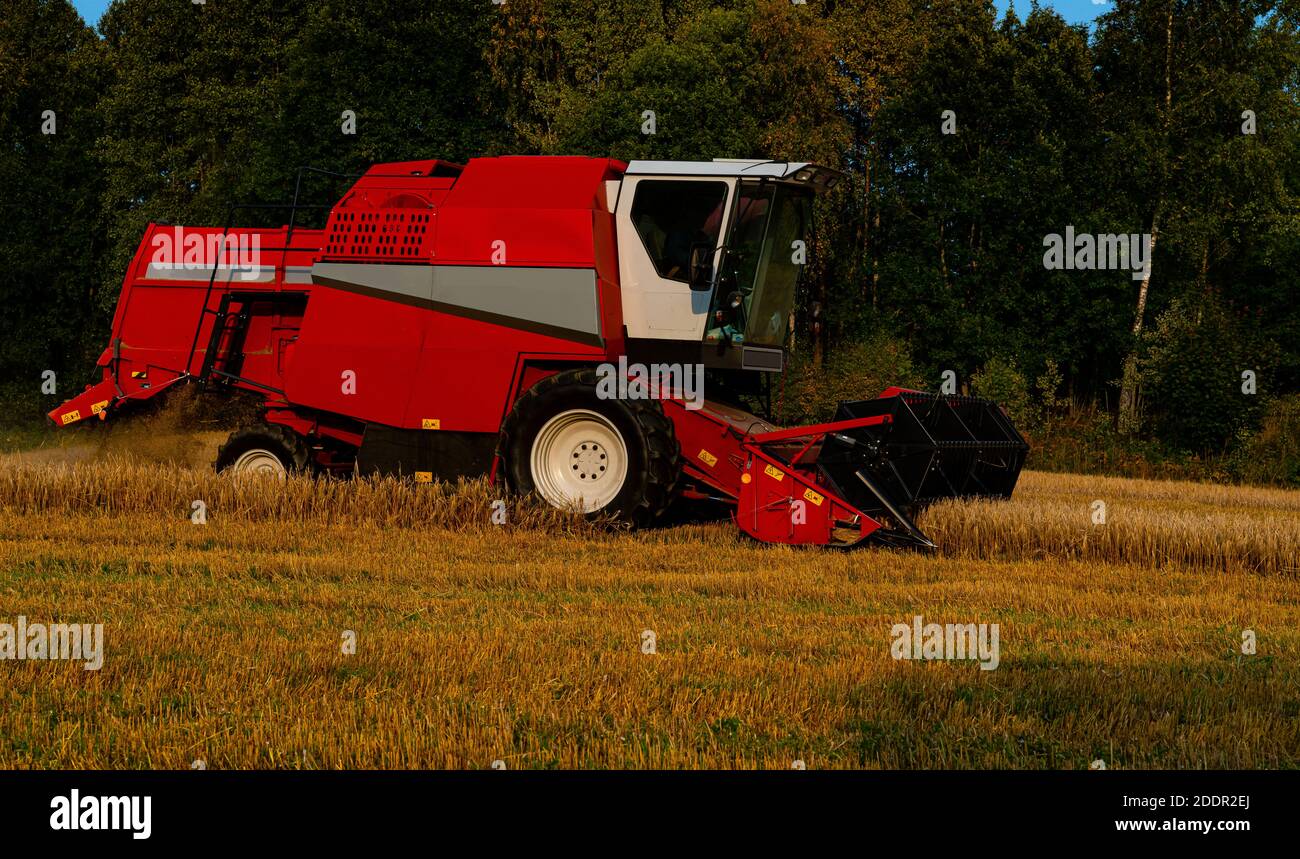 Red combine harvester hi-res stock photography and images - Alamy