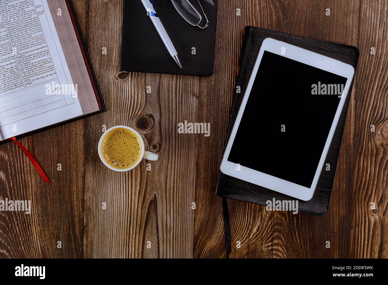 Open holy bible hi-res stock photography and images - Alamy