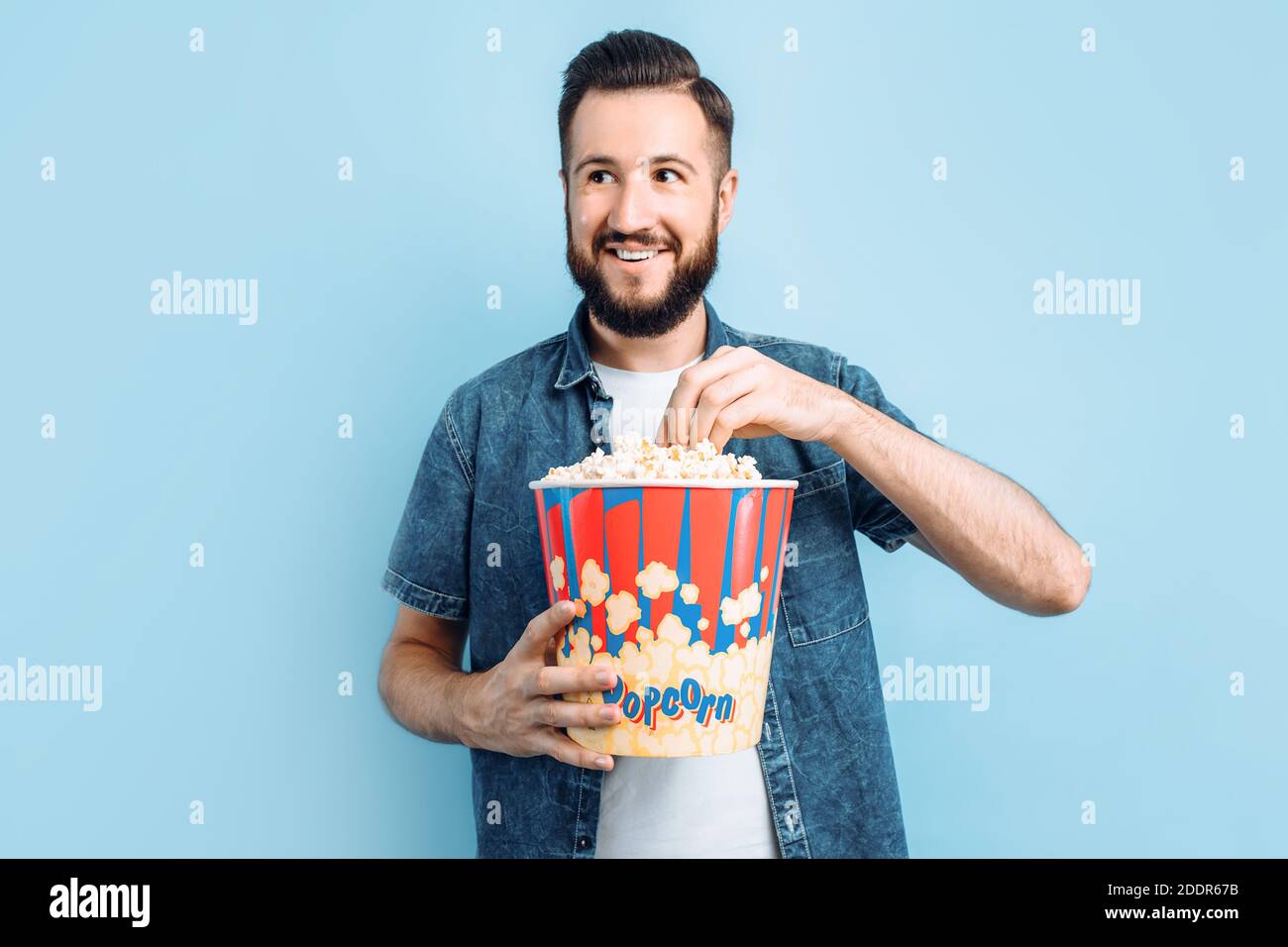 Man with a bucket hi-res stock photography and images - Alamy