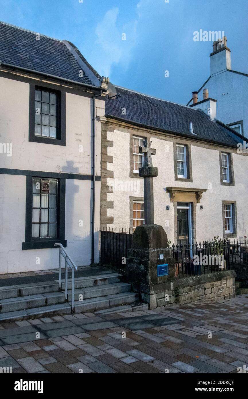 Kilwinning, Scotland, UK. 22nd November 2020: The wooden Mercat Cross ...