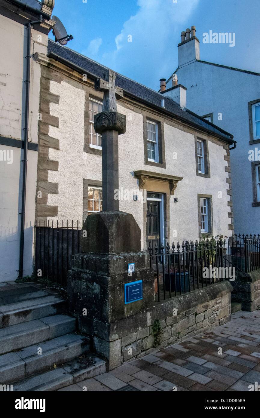 Kilwinning, Scotland, UK. 22nd November 2020: The wooden Mercat Cross ...