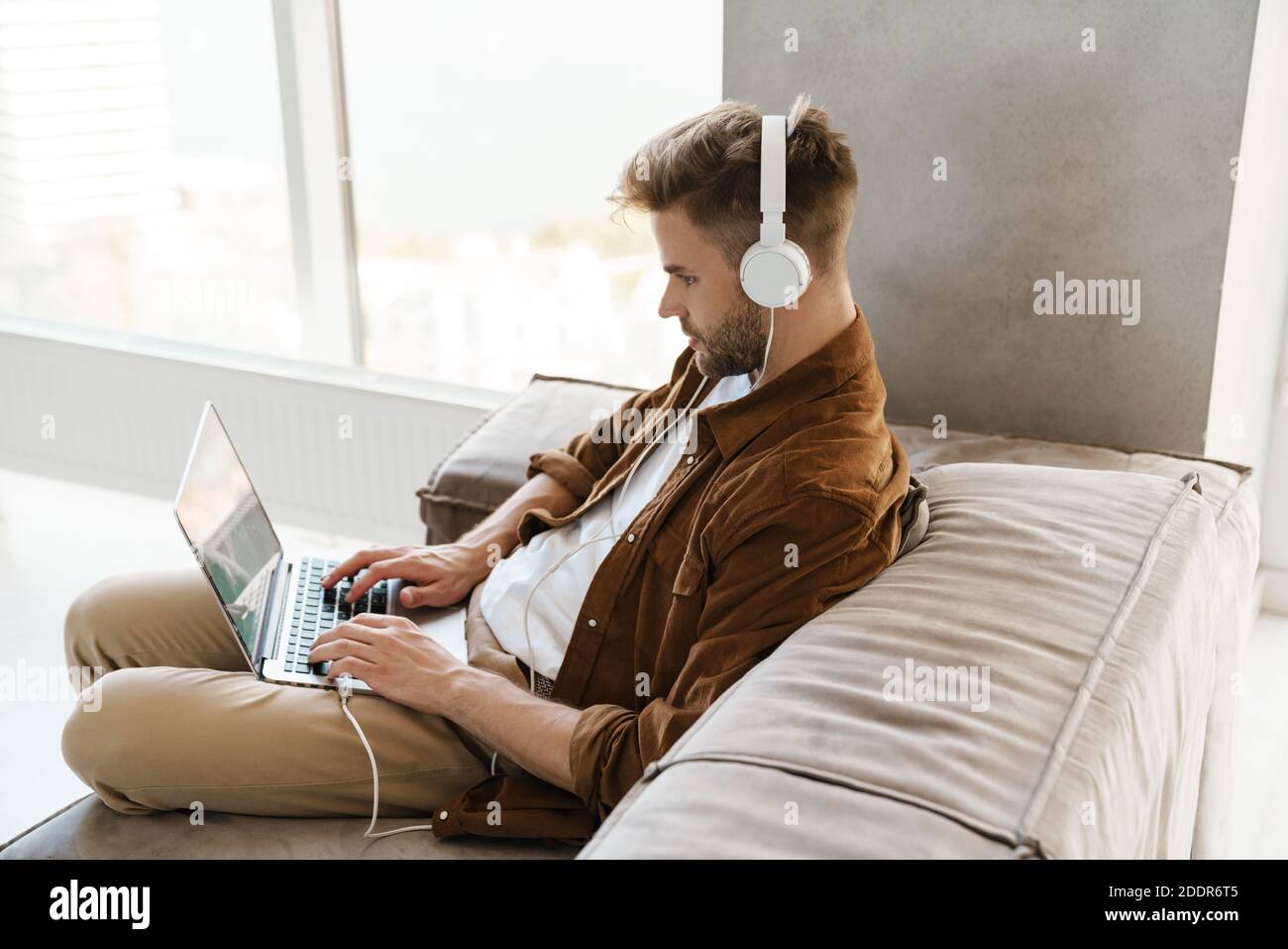 Focused guy hi-res stock photography and images - Alamy