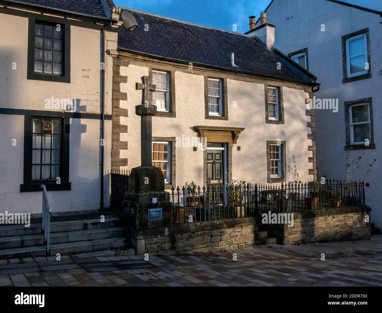 Kilwinning, Scotland, UK. 22nd November 2020: The wooden Mercat Cross ...