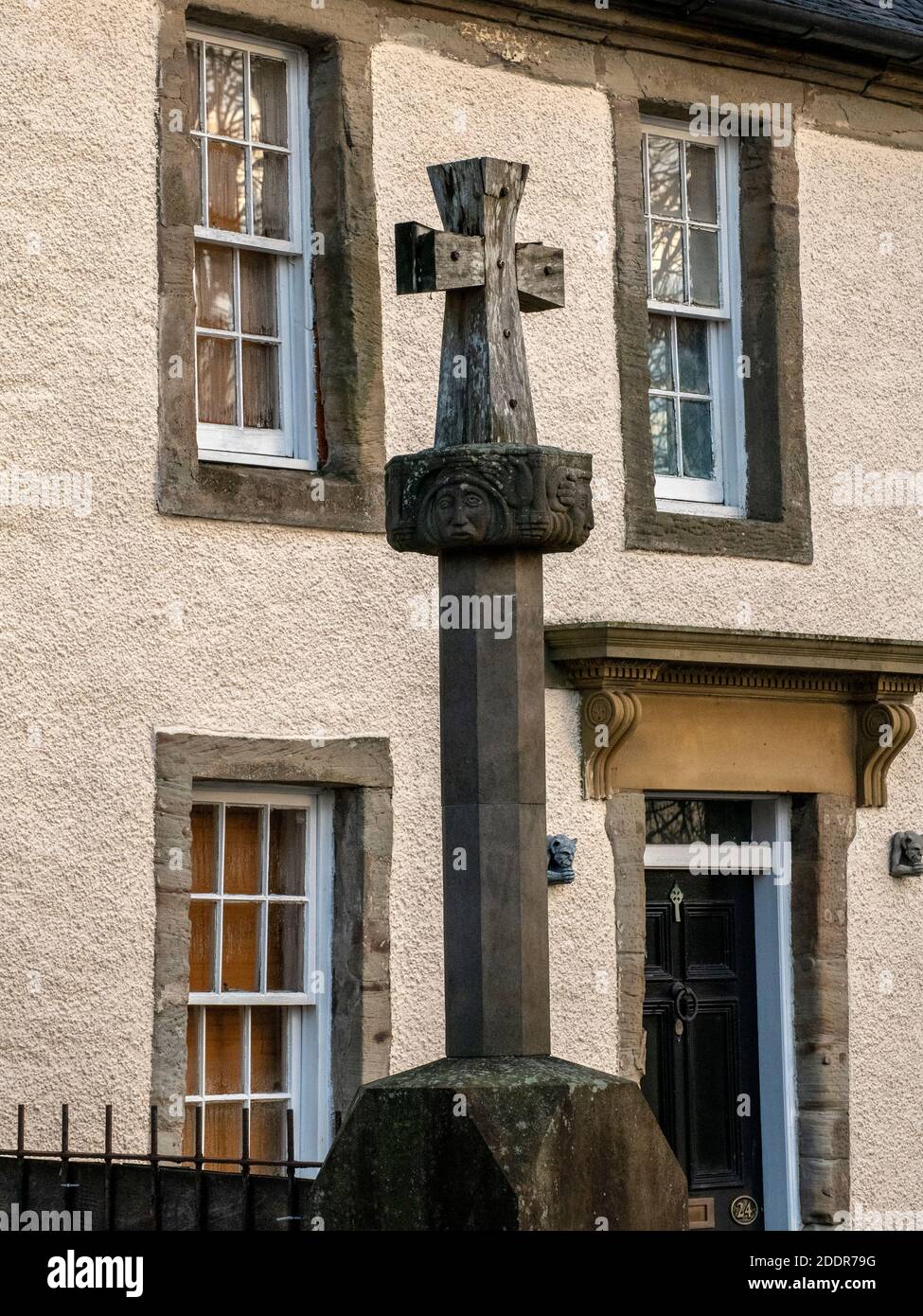 Kilwinning, Scotland, UK. 22nd November 2020: The wooden Mercat Cross ...