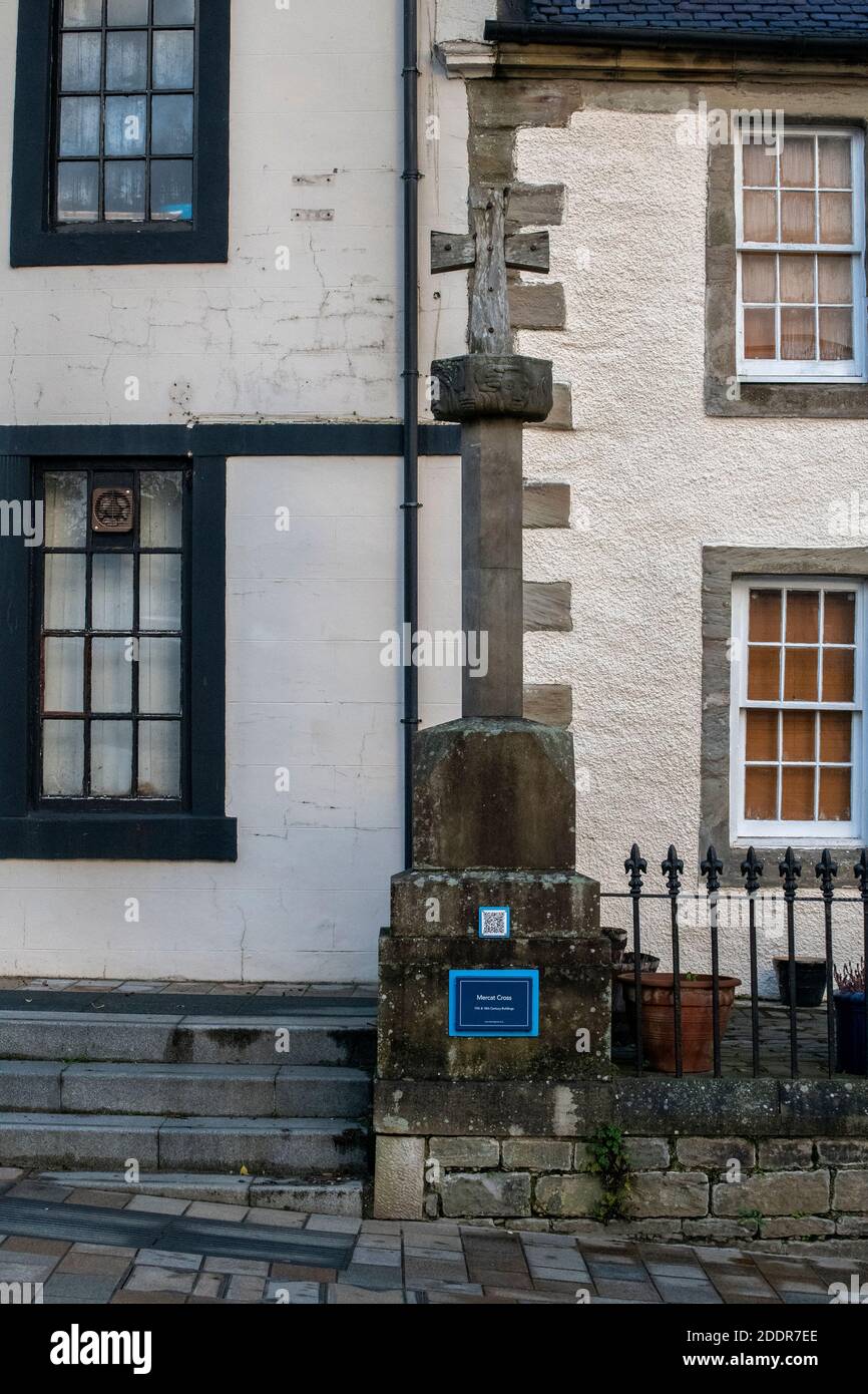 Kilwinning, Scotland, UK. 22nd November 2020: The wooden Mercat Cross ...