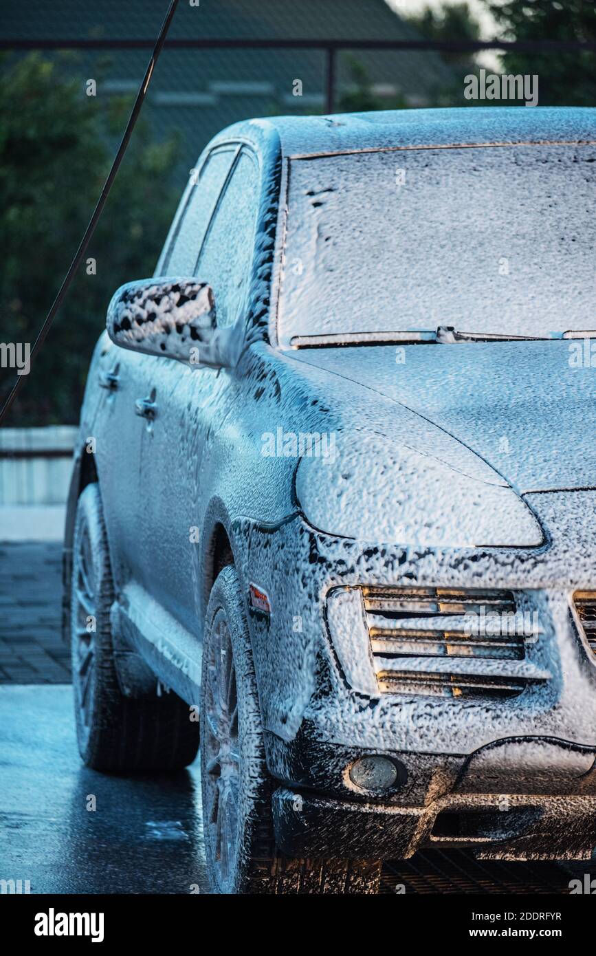 washing the car. Washing a black car at a car wash Stock Photo - Alamy