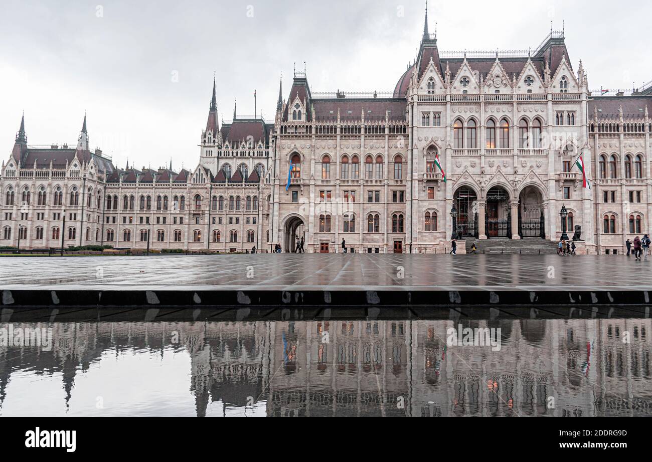 The square in front of the parliament in the capital of Hungary, the ...