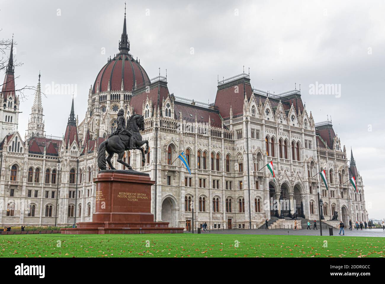 The square in front of the parliament in the capital of Hungary, the ...