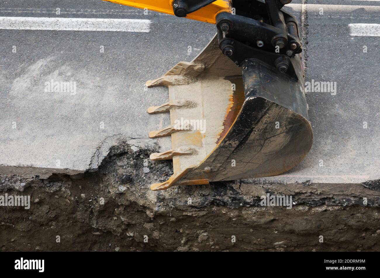 Digger excavator bucket digging hi-res stock photography and images - Alamy