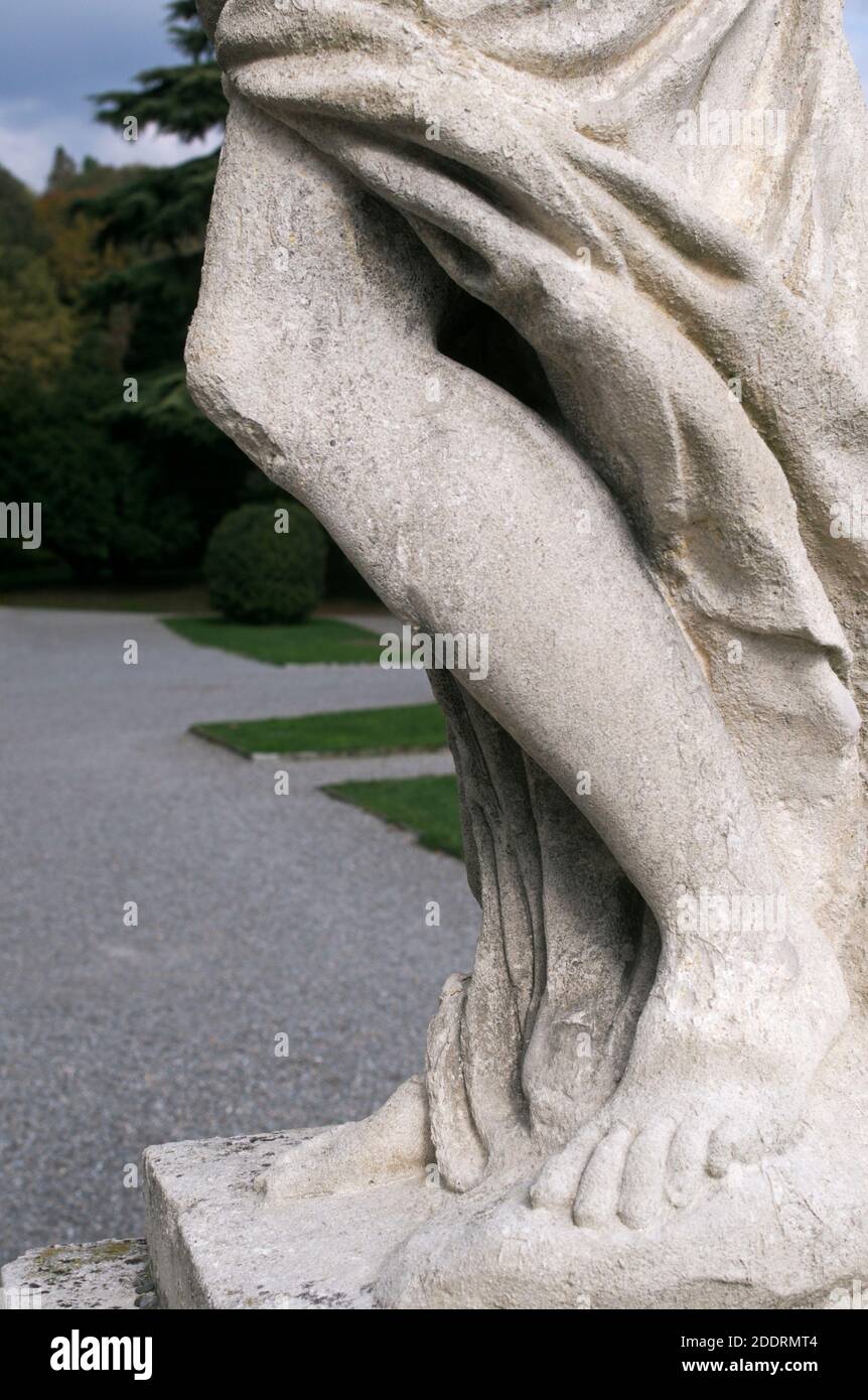 Legs statue hi-res stock photography and images - Alamy